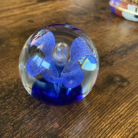 Art | Vtg Beautiful Art Glass Paperweight Blue Flower Blown Glass ...